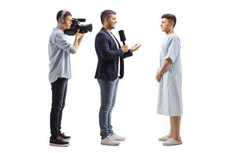 병원 가운을 입고 젊은 남성 환자를 인터뷰하는 남성 기자와 카메라맨 18 19세에 대한 스톡 사진 및 기타 이미지 18 19