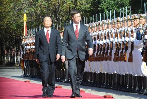 温家宝与荷兰首相巴尔克嫩德举行会谈