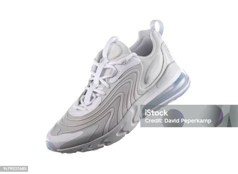흰색 고립된 배경에 하늘색 액센트가 있는 흰색 운동화 남성 패션 스포츠 신발 공기 운동화 라이프스타일 개념 제품 사진 공중 부양 개념 스트리트 웨어 운동화 0명에 대한 스톡