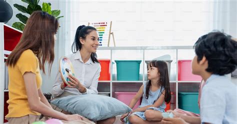 Asiatique Belle Jeune Femme Enseignante Enseignant Une Leçon à Un Enfant à Lécole Des Femmes