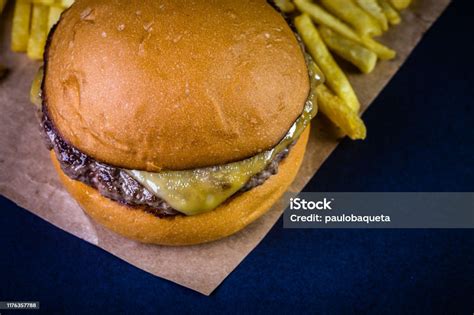 나무 테이블과 소박한 배경에 치즈와 감자 튀김 공예 쇠고기 햄버거 고기에 대한 스톡 사진 및 기타 이미지 고기 굽기 길거리 음식 Istock