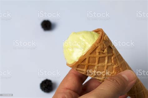 남자는 그의 와플 콘에 들고 아이스크림입니다 에 흰색 배경 0명에 대한 스톡 사진 및 기타 이미지 0명 갈색 냉동식품 Istock