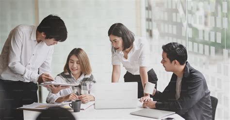 현대적인 사무실 스타일로 마케팅 전략을 함께 계획하는 동기 부여 된 비즈니스 팀 사진 Unsplash의 태국 이미지