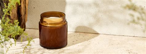 항아리에 향기로운 양초가있는 미적 구성 자연 스타일의 모형 콩 왁스 양초 나무 껍질이있는 수제 양초 유리에 콩 왁스에서 수제 스파 제품 갈색에 대한 스톡 사진 및 기타