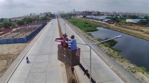 រដ្ឋបាលរាជធានីភ្នំពេញ បន្ដការងារដាក់បង្គោល ភ្លើងបំភ្លឺនៅមហាវិថីថ្មីចាប់ពីបុរី អង្គរភ្នំពេញ