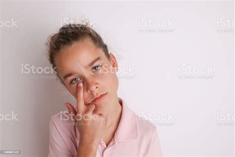 고립된 흰색 배경에 분홍색 셔츠 11 12세를 입은 작은 감정적 십대 소녀 어린이 스튜디오 초상화 텍스트를 배치하여 비문 공간을 복사하고 어린이 용품을 광고합니다 8 9