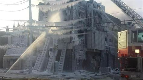 영하 20도에 화재 진압하는 소방관