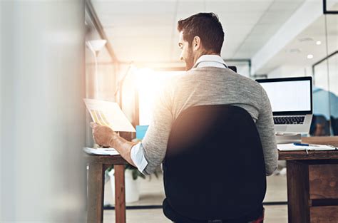 사업가 프로젝트 피드백을 위한 연구 자료가 있는 문서 및 노트북과 사무실에서 보고서를 위한 이메일 알림 남성 사람 컴퓨터 및 우리에 대한 모형 화면 웹 사이트 및 분석이