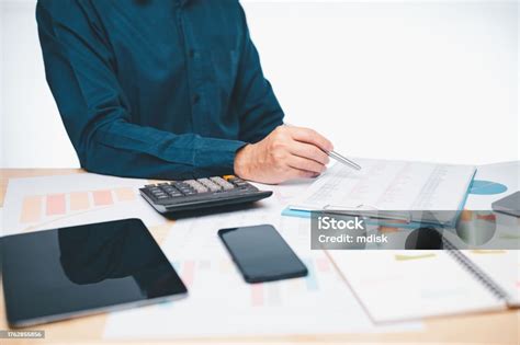 비즈니스 효율성 및 수익성 극대화 개념 협업의 힘 커뮤니케이션 서류 관리 중개 및 회계를 통한 전략 계획 사무실에서 일하는