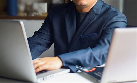 사무실에서 노트북 컴퓨터를 들고 일하는 양복을 입은 사업가 경영자에 대한 스톡 사진 및 기타 이미지 경영자 기업 비즈니스 남자 Istock