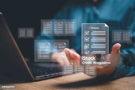 문서 제어 및 관리 개념 사업가는 랩톱을 사용하여 절차를 검토하고 디지털 문서 종이 없는 작업에 대한 디지털 체크리스트 문서를 수작업으로 보여줍니다 가상현실에 대한 스톡