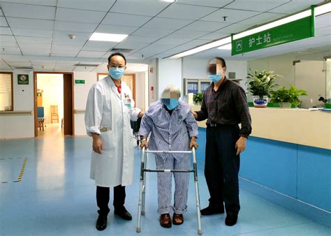 河源市人民医院网站 【省医在河源，名医在身边】我院成功为百岁股骨颈骨折老人实施关节置换术