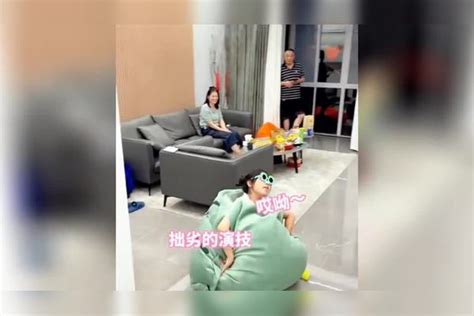 老婆大胆着装突然向老公撒娇，不知父母突然到家，场面一度尴尬 着装 老公 场面