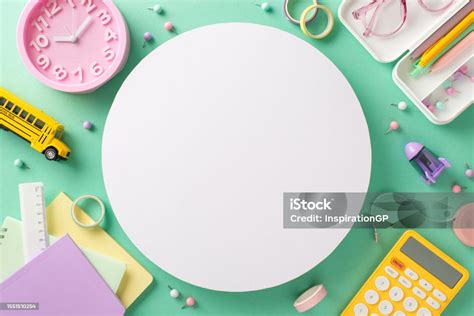 파스텔 청록색 배경에 생동감 넘치는 문구 필수품을 특징으로 하는 이 평면도 사진으로 새로운 학업 시즌을 준비하세요 텍스트 또는 광고로 원 안의 복사 공간을 사용자