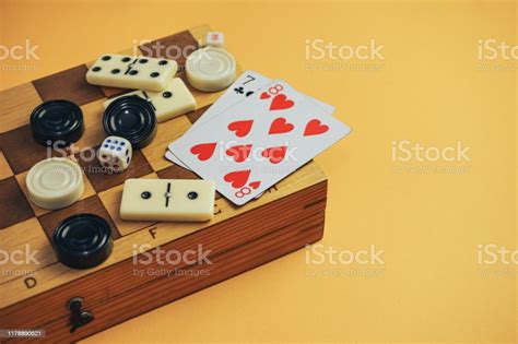 다양한 보드 게임 체스 보드 카드 놀이 오렌지 배경에 도미노 경쟁에 대한 스톡 사진 및 기타 이미지 경쟁 규칙 놀이 Istock