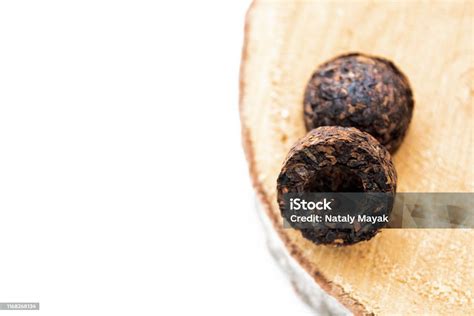 오래된 향기로운 차와 마른 원통형 벽돌의 공 모양의 중국 Puerh 차 향기로운 블랙 Puerh 차 건강한 음료 0명에 대한 스톡 사진 및 기타 이미지 Istock
