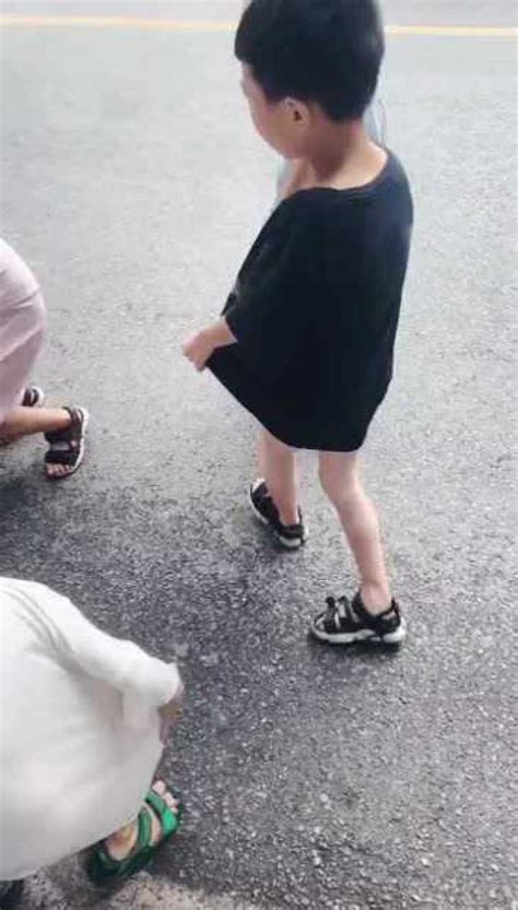 这些小男孩怎么一个个的只穿上衣？这样走路是经历了什么？腾讯视频