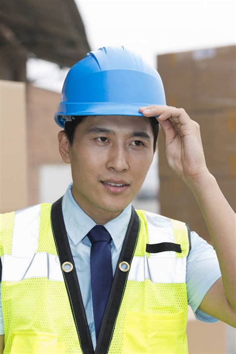 东方人成年人一个人工厂站微笑竖图彩色室外白天工作服制服满意幸福骄傲安全信心科技北京中国亚洲许多检查