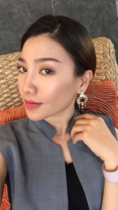 Nữ MC xinh đẹp vô tình ngoáy mũi ngay trên sóng truyền hình