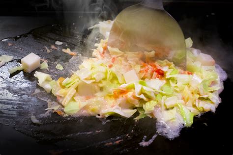 もんじゃ焼きとは東京名物の起源歴史作り方を解説 東京都駒込の本格そば作りプライベート家族連れに人気