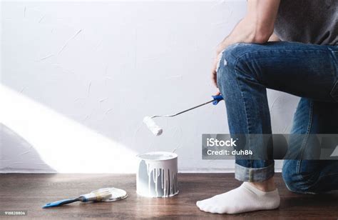 집 수리 남자 흰색에서 롤러 벽 페인트 것 이다 그녀는 흰색 페인트와 함께 항아리에 대 걸 레 Diy에 대한 스톡 사진 및 기타 이미지 Istock