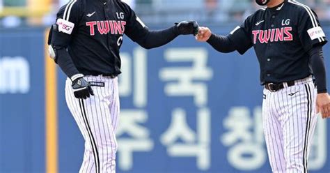 사진 오지환 만루 찬스 살리는 선취 2타점 적시타