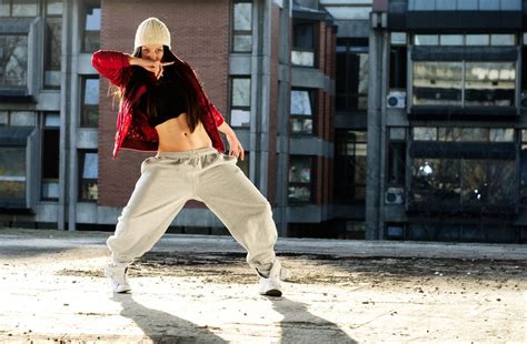 Hip Hop Dance Moves Step By Step Hip Hop Dance Moves Dance Photography Poses Hip Hop Dance