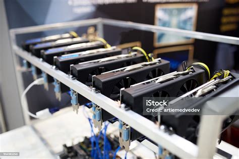 암호화 통화 테리 마이닝 장비 장비메인보드에서 Gpu 카드의 많은 그래픽 처리 장치는 마더보드 케이블에 연결 합니다 암호 해독