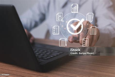 품질 보증 또는 Qa 및 품질 관리 또는 Qc 및 개선을 통한 품질 관리 표준화 인증 개념 규정 및 표준 준수 관리자와 개념 개선에 대한 스톡 사진 및 기타 이미지 Istock