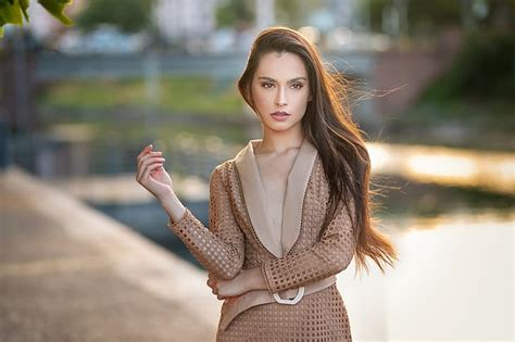 소녀 긴 머리 드레스 갈색 눈 사진 사진 작가 모델 입술 갈색 머리의 초상화 입 립스틱 피사계 심도