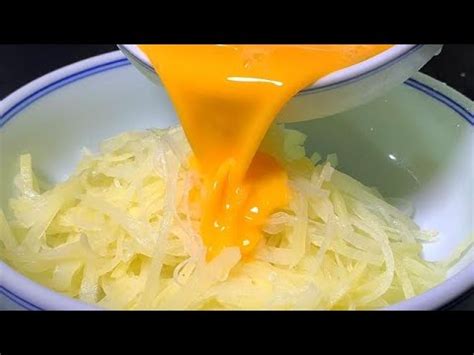 把雞蛋倒入土豆裡面出鍋瞬間變美食很多人都沒這樣吃過真香 一畫美食 土豆絲雞蛋餅 土豆絲雞蛋餅的做法 土豆絲雞蛋餅料理 土豆絲