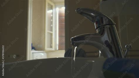 Spitting In The Sink In The Morning After Brushing Teeth Vídeo De Stock
