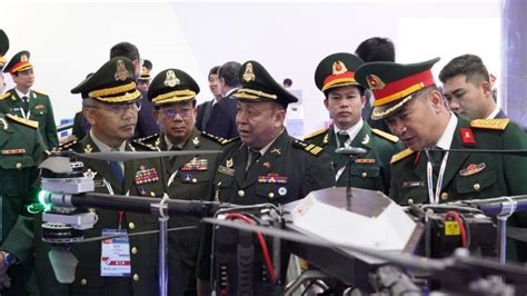 នាយឧត្តមសេនីយ៍ ប៊ុន លើត