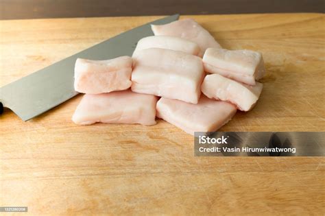 나무 도마에 조각으로 잘라 원시 돼지 고기 지방 옆에 칼을 배치 복사 공간을 복사합니다 0명에 대한 스톡 사진 및 기타 이미지 Istock