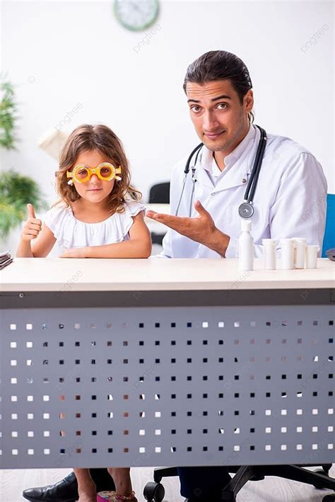 작은 소녀와 젊은 의사 소아과 의사 작은 소녀와 젊은 의사 소아과 의사 벡터 배경 및 무료 다운로드를위한 그림 Pngtree