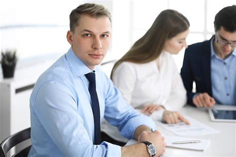 현대 사무실에서 회의에서 질문을 논의 하는 비즈니스 사람들의 그룹입니다 협상에서 사업가의 헤드 샷 팀워크 파트너십 및 비즈니스 컨셉 개념에 대한 스톡 사진 및 기타 이미지