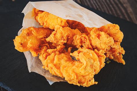 검은 쟁반에 종이 봉지에 고기 스트립 빵가루에 튀긴 고기 조각 닭고기에 대한 스톡 사진 및 기타 이미지 닭고기 레스토랑 줄무늬 Istock