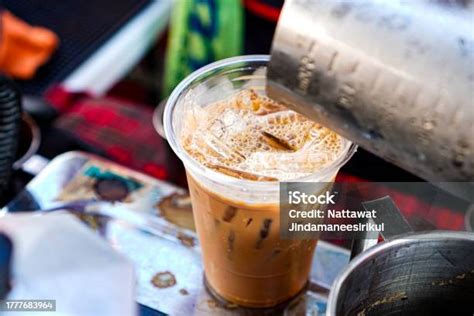 커피숍의 음료 카운터에 있는 플라스틱 커피 컵에 아이스 라떼 커피를 붓는 커피 메이커의 이미지 0명에 대한 스톡 사진 및 기타 이미지 Istock