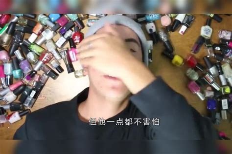 在脸上涂100层的指甲油会怎么样？老外作死测试，网友：鬼面人老外测试指甲油