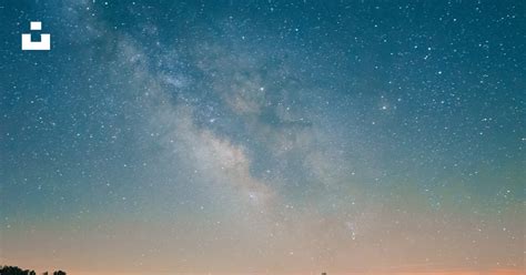 낮에는 별이 빛나는 하늘 아래 푸른 들판의 풍경 사진 사진 Unsplash의 무료 갤러틴 카운티 이미지