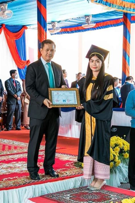 លោក បណ្ឌិត ហ៊ុន ម៉ាណែត អបអរសាទរចំពោះនិស្សិតជ័យលាភីសាកលវិទ្យាល័យគ្រប់គ្រង និងសេដ្ឋកិច្ច Ume