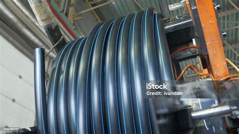 롤 스레딩 코일 파이프 플라스틱 수도관 공장의 제조 물과 기압을 사용하여 공작 기계에 플라스틱 튜브를 만드는 과정 0명에 대한 스톡 사진 및 기타 이미지 Istock