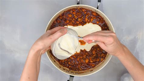 여자는 절인 다진 닭고기와 프라이팬에 사워 크림을 추가합니다 간장에 대한 스톡 사진 및 기타 이미지 간장 건강한 식생활