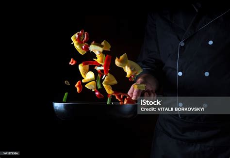 전문 요리사는 프라이팬에서 야채를 준비합니다 어두운 배경에서 건강한 채식 음식과 식사를 요리합니다 무료 광고 공간 건강한 생활방식에 대한 스톡 사진 및 기타 이미지 Istock