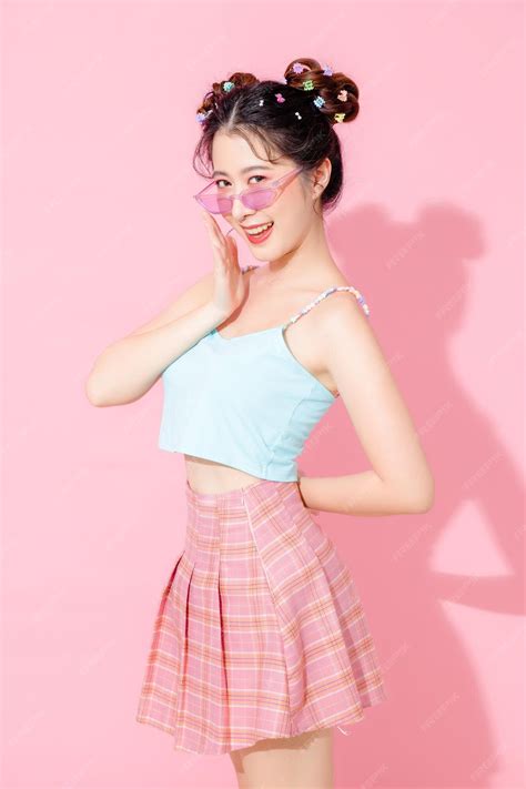 Retrato De Una Hermosa Joven Asiática Feliz Con Un Lindo Vestido Azul