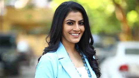 Varalakshmi Sarathkumar రివ్యూ ఇవ్వడానికి వాళ్లెవరూ బ్యాక్‌గ్రౌండ్‌ ఉండాలంటూ మండిపడ్డ