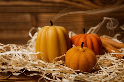 가을 작곡 호박 양초 매운 스타 아니스 향신료와 계피가 나무 배경에 있다 아늑한 가정 장식 할로윈 개념입니다 행복한 추수 감사절