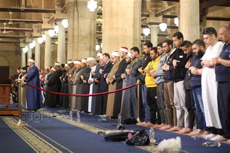 بالقراءات العشر، آلاف المصلين يشهدون صلاتي العشاء والتراويح بالجامع