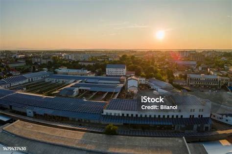 녹색 생태 전기를 생산하기 위해 산업 건물 지붕에 장착 된 푸른 태양광 패널이있는 태양 광 발전소의 공중 보기 지속 가능한 에너지 개념의 생산 0명에 대한 스톡 사진 및