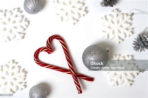 빨간 크리스마스 사탕 지팡이 흰색 큰 눈송이 흰색 배경에 은빛 공 상단 보기와 심장 모양 0명에 대한 스톡 사진 및 기타 이미지 Istock